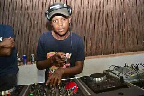 ThackzinDJ - Ntho Tsama Kgowa (Main Mix) - ZAtunes