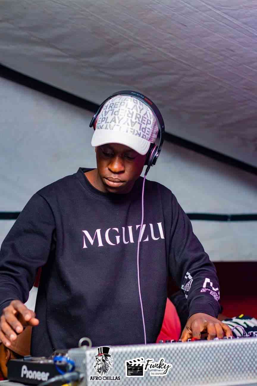 ULAZI & Infinity MusiQ - TSA KO MGUZU (Festive Feel) - ZAtunes